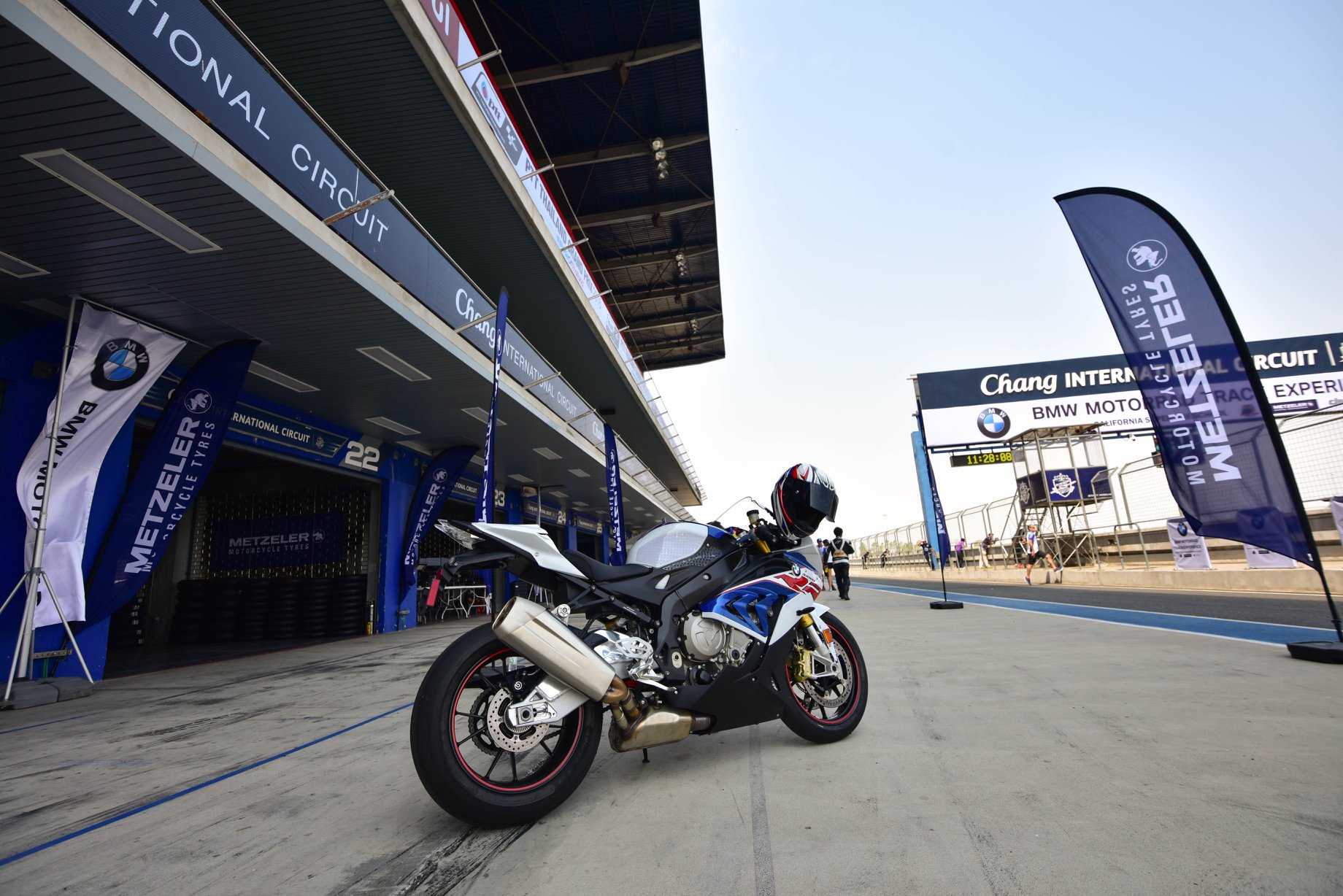 BMW Motorrad พาเรียนขับขี่สไตล์เรซซิ่งกับ California Superbike School